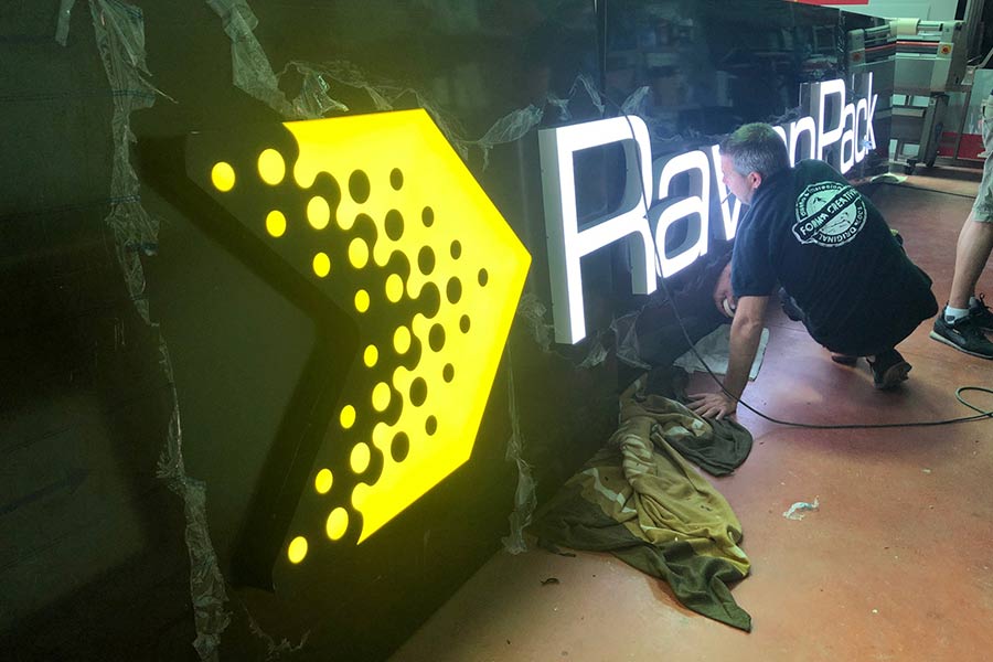 Letras corpóreas con luz 3d RavenPack Marbella